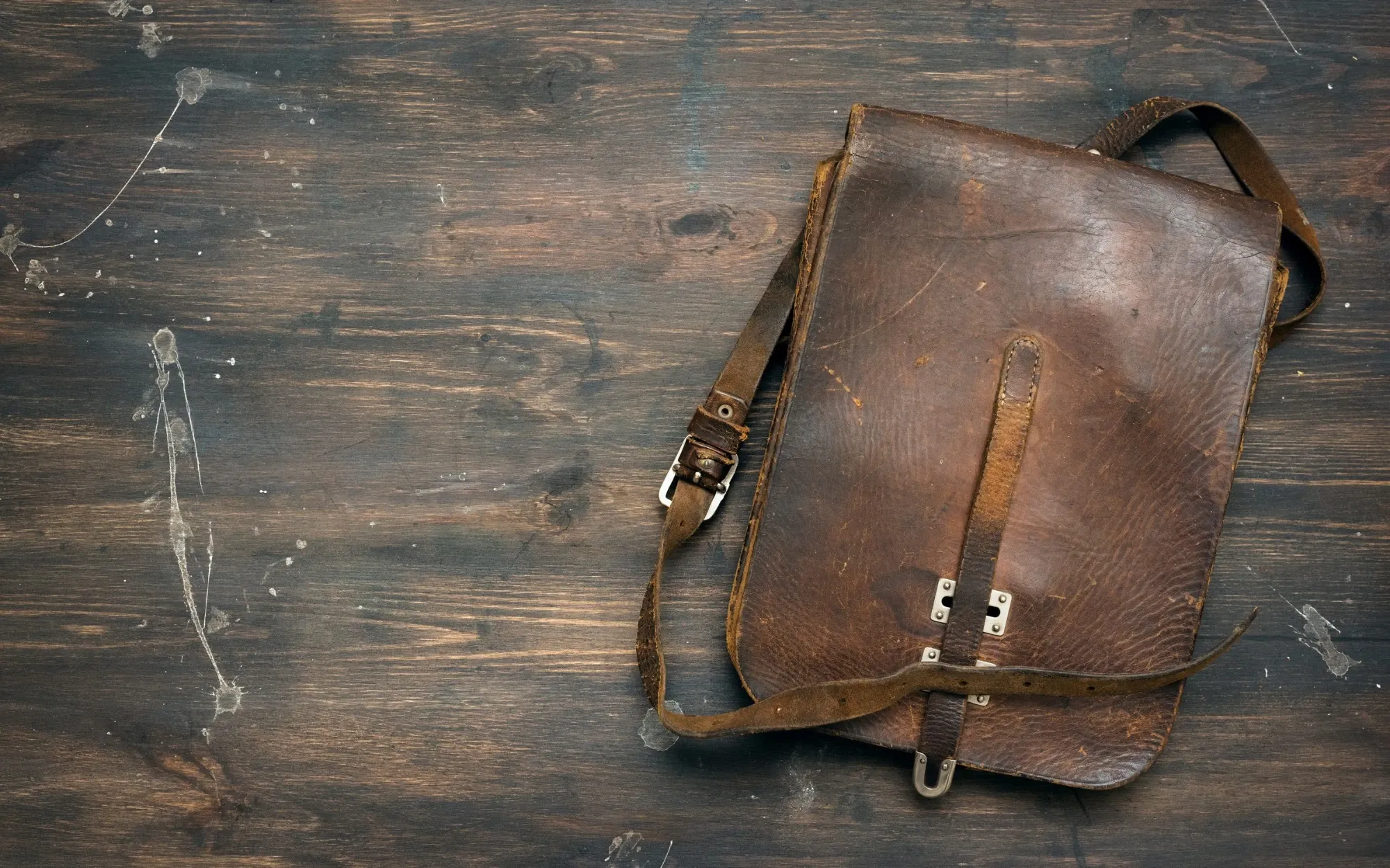 Cara Memperbaiki Tas Kulit yang Retak | SNEAKERSHOOT.ID